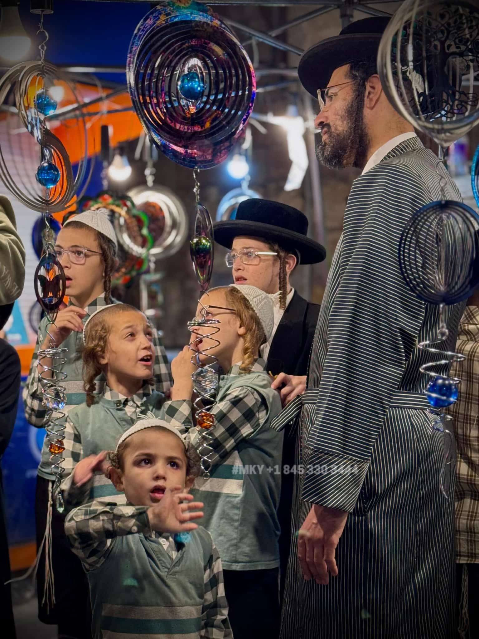 One last flash of Erev Yom Tov color through the lens of Yitzchok Levy ...