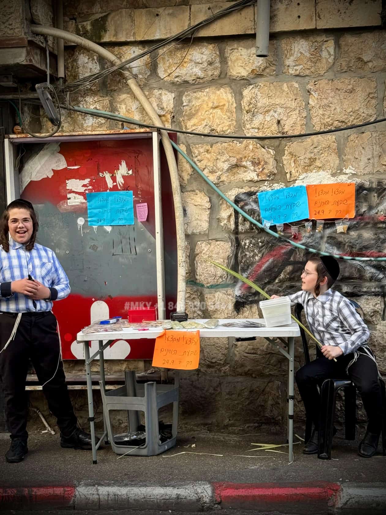 One last flash of Erev Yom Tov color through the lens of Yitzchok Levy ...